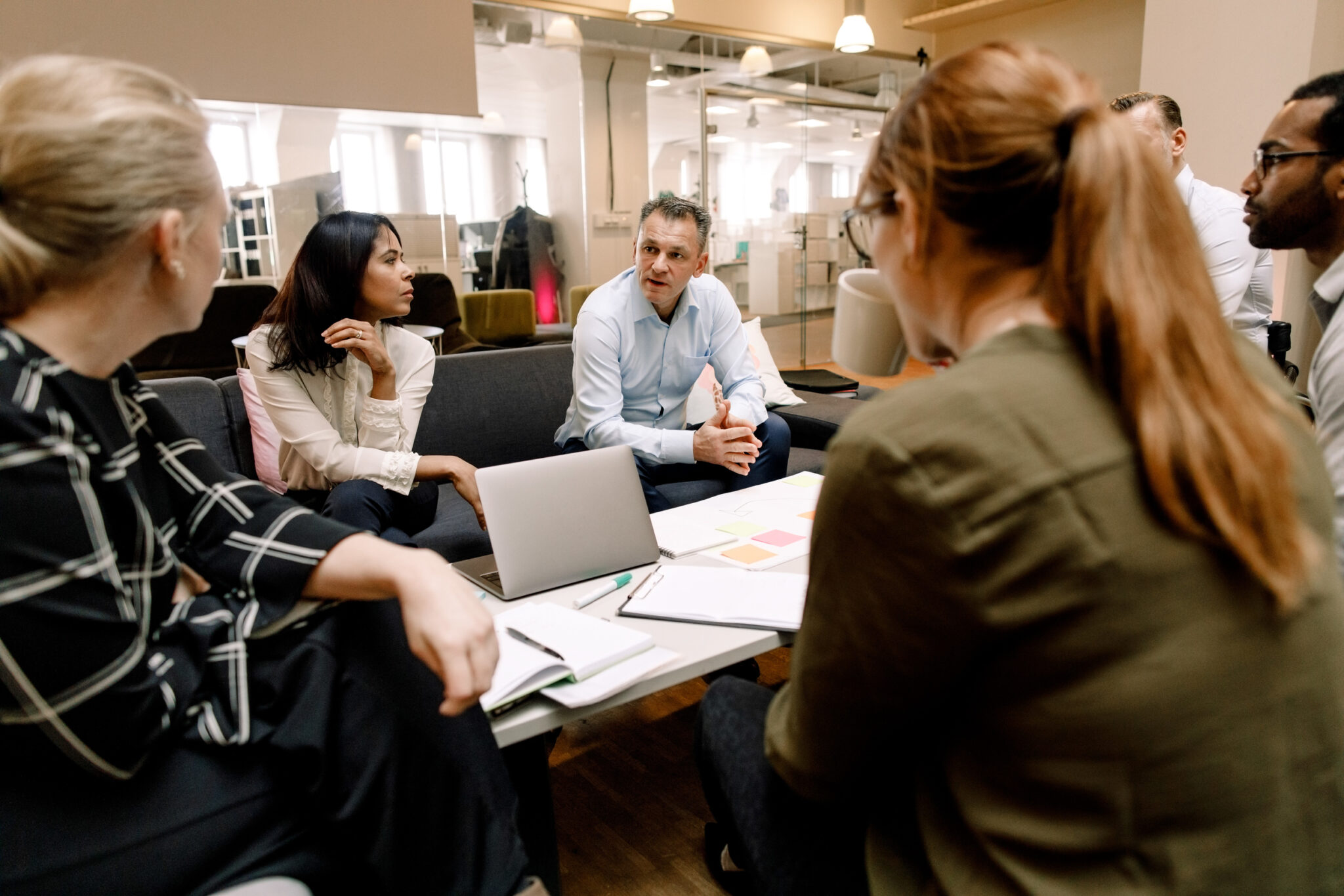 Ny steg för steg-guide vid arbetsbrist | Almega